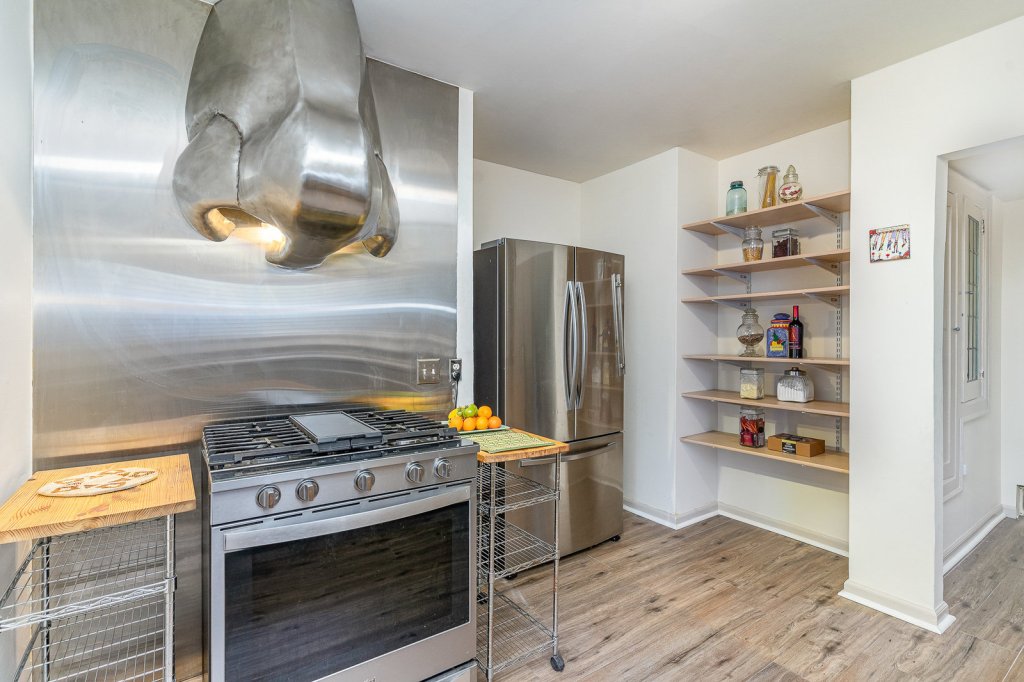 This Seattle House Has A Nose For Range Hood - Zillow Gone Wild