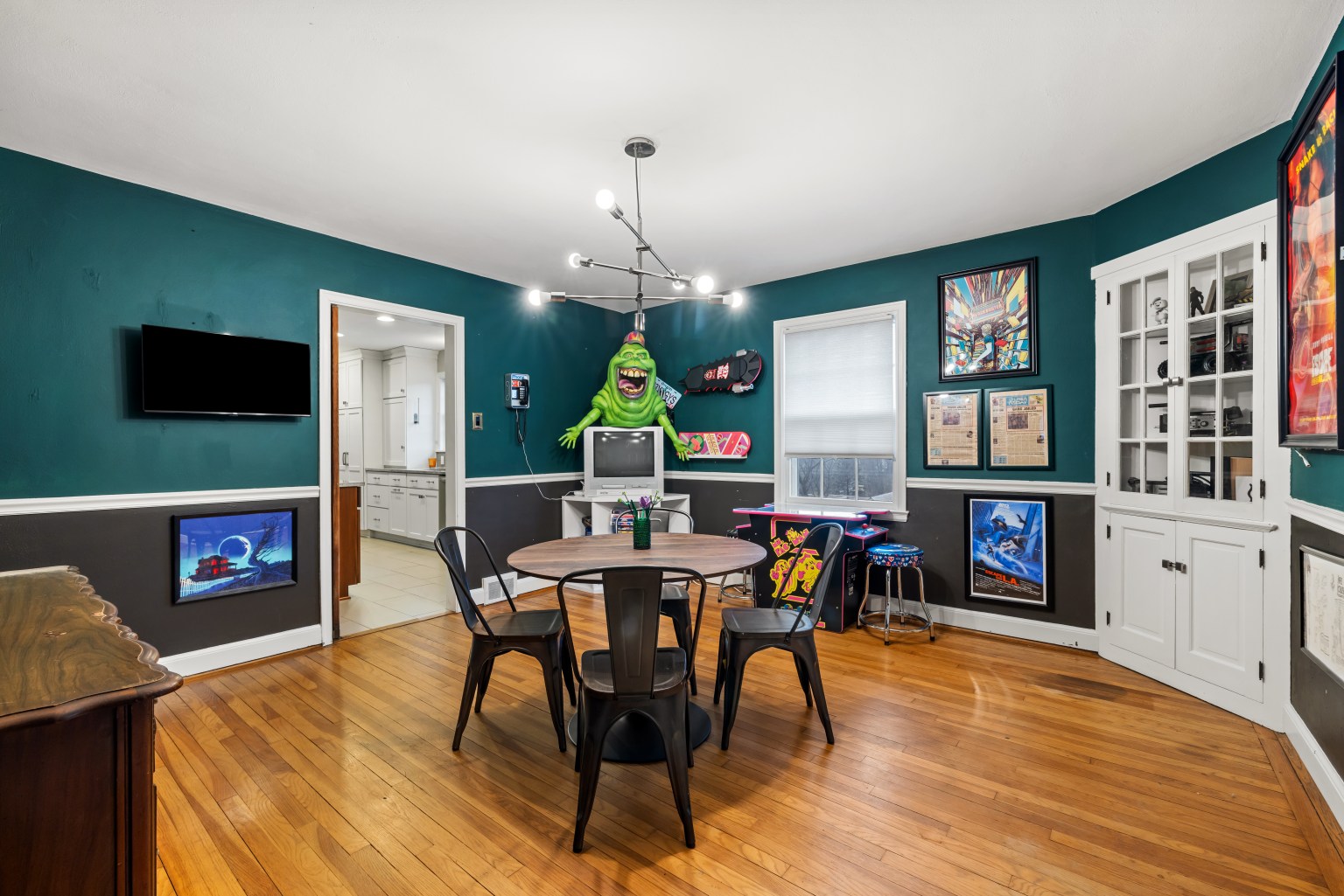 Maximalist Pittsburgh Home Has A Blockbuster Inside - Zillow Gone Wild