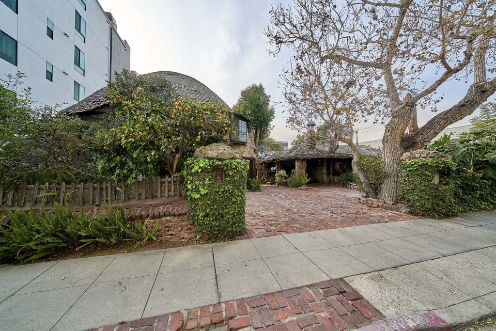 "Hobbit House" In Los Angeles Designed by Disney Artist Lists For ...
