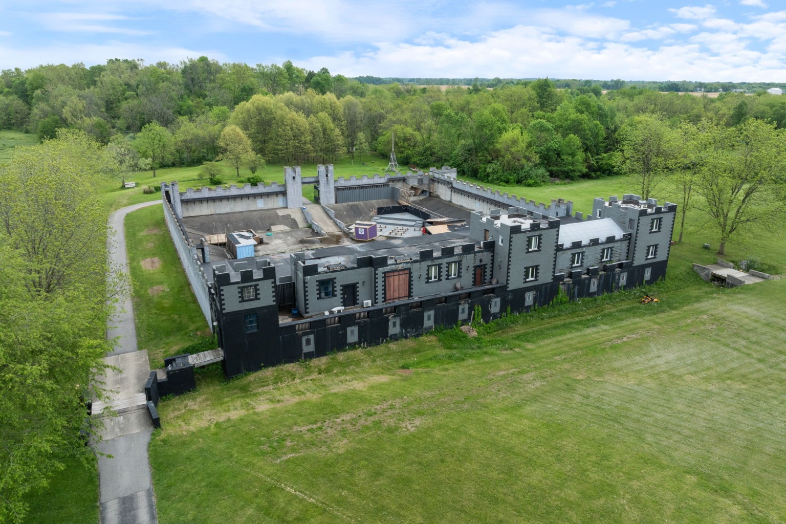 Renaissance Fair Castle Known As"Birdsell Castle" Lists In Indiana